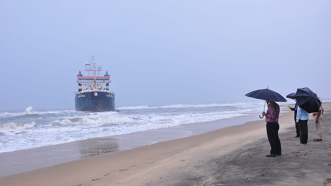 காரைக்கால்: `கஜா புயலால் தரைதட்டிய கப்பல்... நிவர் புயலில் என்னவாகும் ...