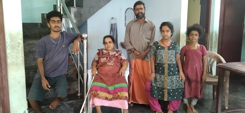 மாற்றுத்திறனாளிகளின் வீட்டை ஏலத்துக்கு விடும் வங்கி... கலங்கும் ...