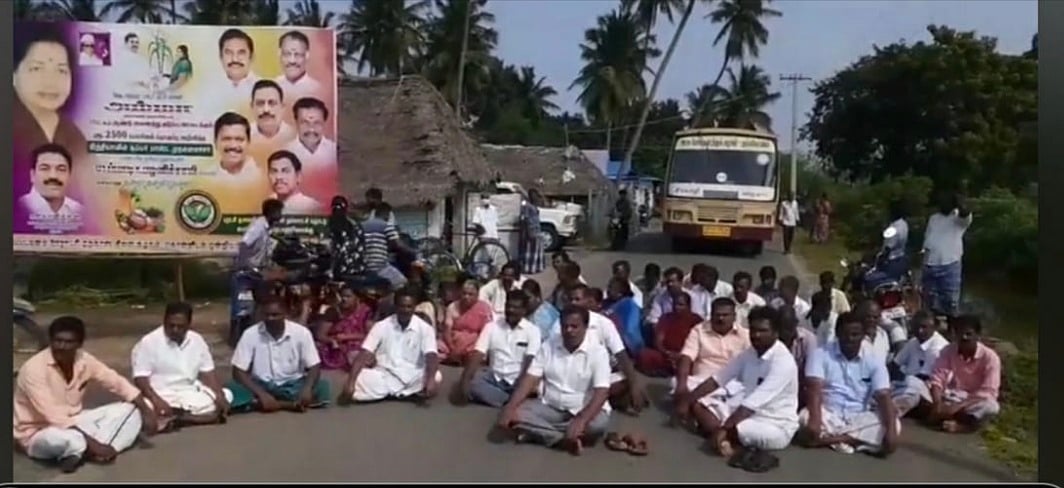 பொங்கல் பரிசு: ரேஷன் கடையில் அ.தி.மு.க பேனர் - அகற்றப் போராடிய தி.மு.க ...