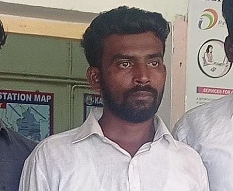நெல்லை: அரிவாளுடன் அடக்கம் செய்யப்பட்ட முத்து மனோ உடல்; நண்பர்கள் ...