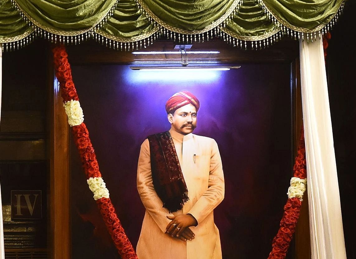 ``சட்டமன்றத்தில் வைக்கப்பட்ட வ.உ.சி படத்தை மாற்றுங்கள்" - அரசுக்கு வ.உ ...