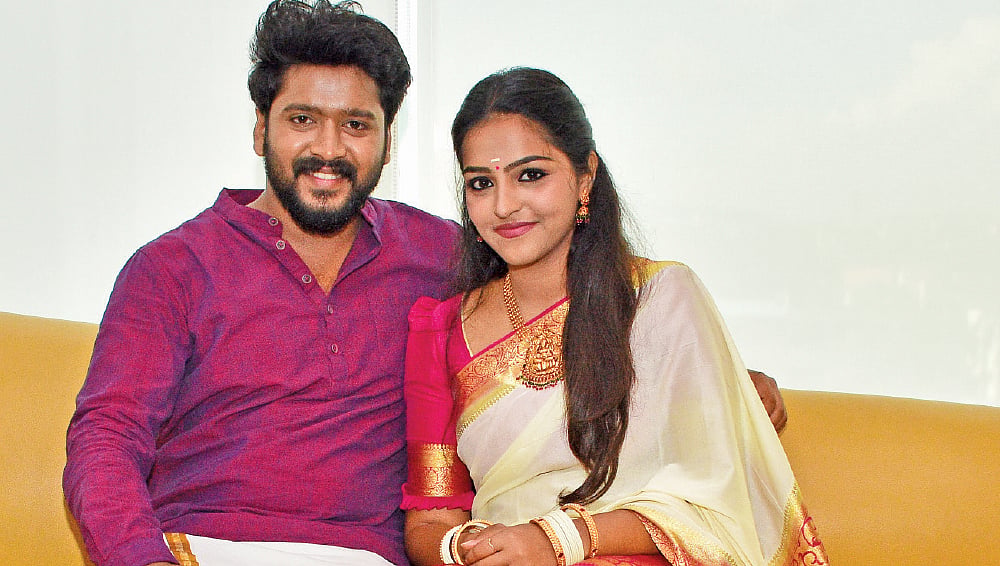 Diwali Malar - 31 October 2021 - “இன்னும் காதலை வீட்டில் சொல்லலை ...