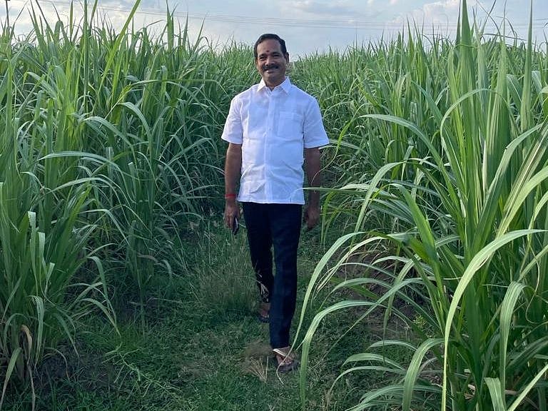 10 ஏக்கரில் 700 டன் கரும்பு மகசூல் எடுத்த அதிமுக முன்னாள் எம்.பி ...