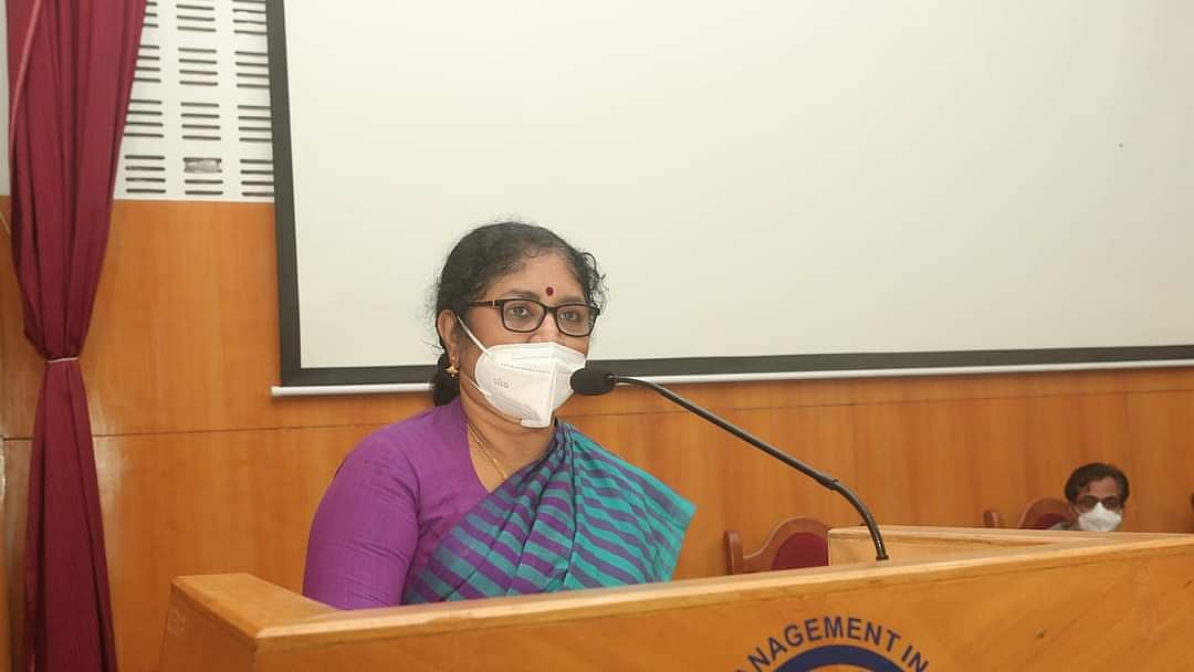 ``பெண் ஆசிரியர்களுக்கு புடவை என்பது கட்டாயமில்லை!" - கேரள உயர்கல்வித் ...