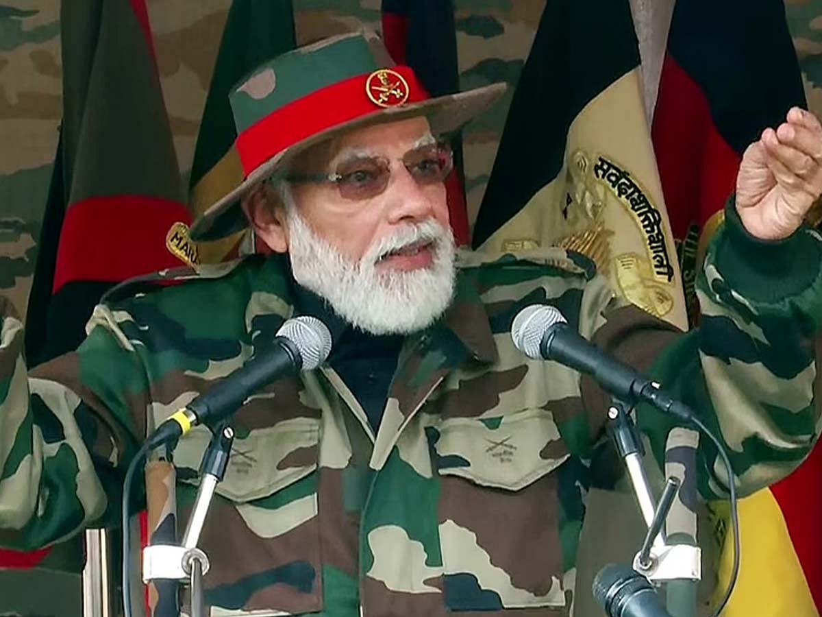 ராணுவச் சீருடையில் பிரதமர் மோடி; விளக்கம் கேட்டு உ.பி நீதிமன்றம் ...