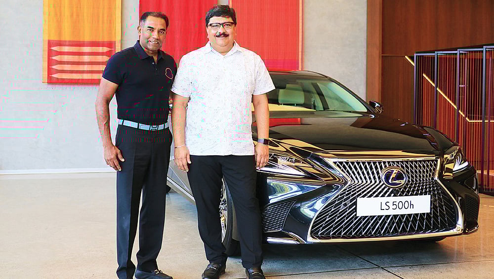 Motor Vikatan - 01 May 2022 - எங்க டீலர்ஷிப்பை ஷோரூம்னு சொல்லாதீங்க ...