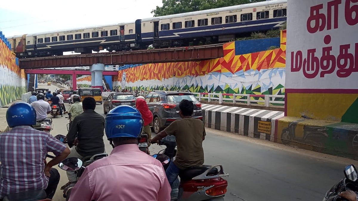 திருச்சி: மேம்பாலத்தில் ரயில் கடக்க கீழே காத்துக்கிடக்கும் வாகன ...