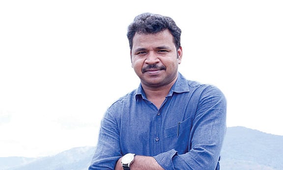 Diwali Malar - 31 October 2022 - ‘அறம்’ வளர்க்கும் அரசு மருத்துவர் ...