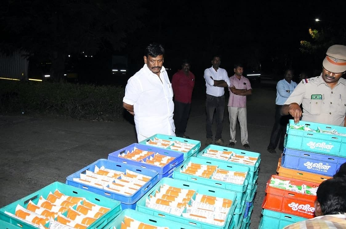 ``உங்க வீட்டை இப்படிதான் வெச்சிருப்பீங்களா?" - ஆவின் தொழிற்சாலையில் ...