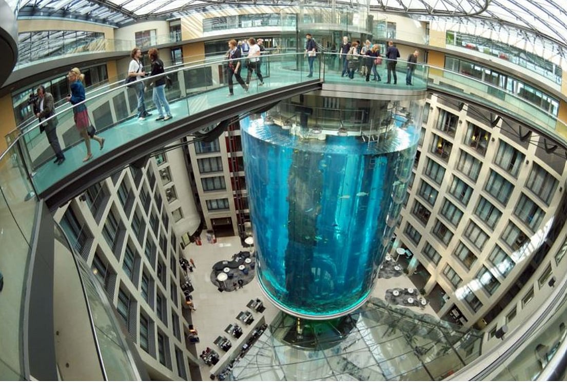 வெடித்து சிதறியது உலகின் மிகப்பெரிய மீன் தொட்டி..! | The world's ...