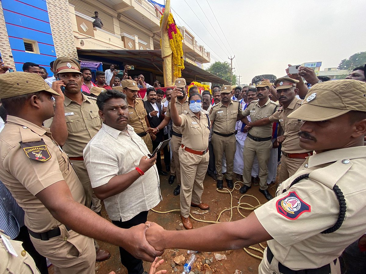 அம்பேத்கர் சிலைக்கு மாலை அணிவிப்பதில் வாக்குவாதம் - போராட்டம் நடத்திய ...