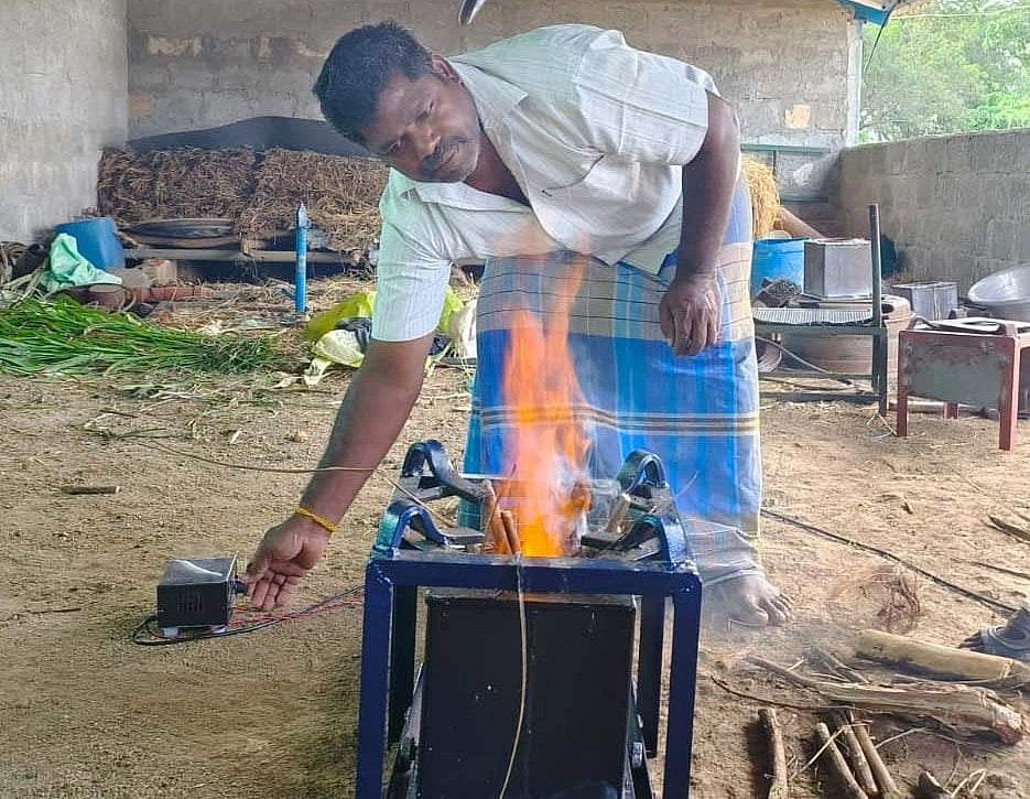 விண்ணை முட்டும் கேஸ் விலை, கவரும் நவீன விறகு அடுப்பு; வடிவமைத்து ...
