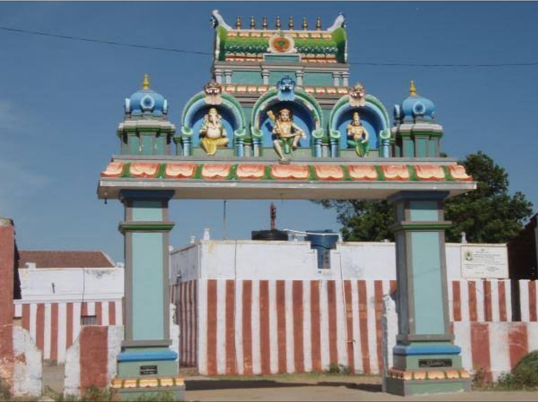 திருநெல்வேலி, ராதாபுரம் வட்ட நம்பியாற்றின் கரையின் மேல் அமர்ந்து ...