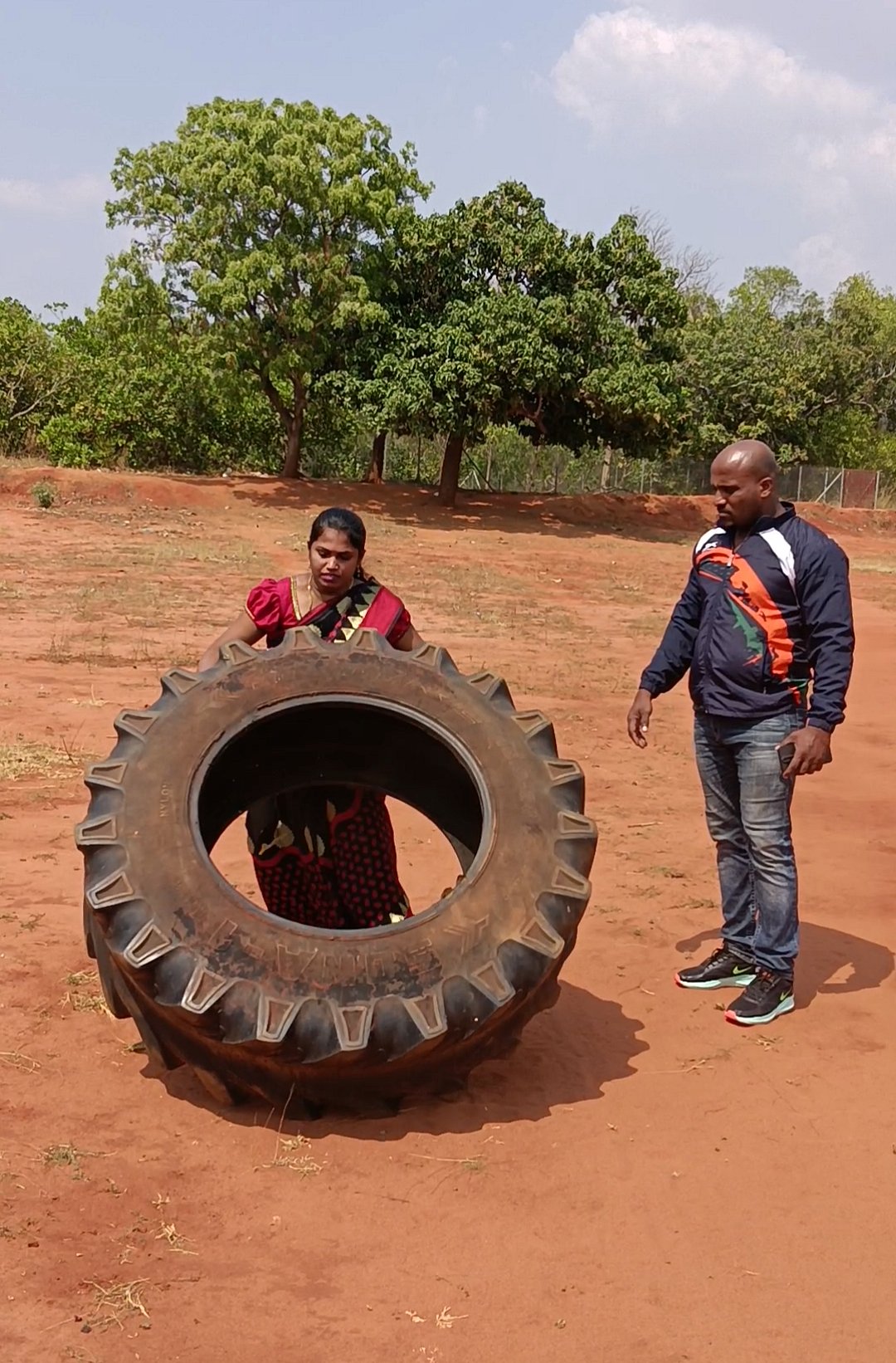 கணவருடன் போட்டி, 70 கிலோ ஜேசிபி டயரை 8 முறை அசால்ட்டாகத் தூக்கிப்போட்ட ...