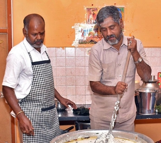 `தினமும் 200 பேருக்கு மதிய உணவு'- மதுரையில் ஆதரவற்றோருக்குத் தேடிச் ...