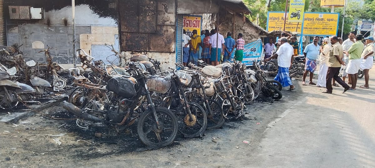 `டூ வீலர், வாங்கியதிலிருந்தே அடிக்கடி பழுதாகுது..!' - ஆத்திரத்தில் 35 ...