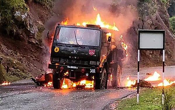 ஜம்மு-காஷ்மீர்: ராணுவ வாகனம்மீது பயங்கரவாதத் தாக்குதல்; 5 வீரர்கள் பலி ...
