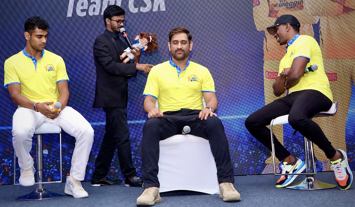 Dhoni: தோனியை வைத்து மேஜிக் செய்து அசத்திய இளைஞர்; ஆச்சர்யப்பட்ட தோனி ...