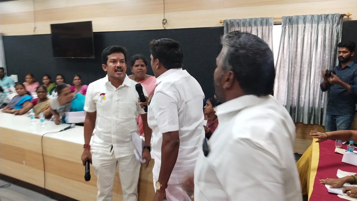 கரூர் மாநகராட்சிக் கூட்டத்தில் வாக்குவாதம்... அதிமுக கவுன்சிலர்களை ...