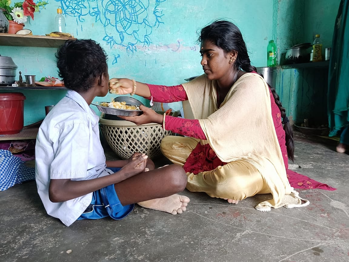 பார்வையற்ற தம்பி, புற்றுநோய் பாதித்த தாய்... மாணவி மேல் விழுந்த ...