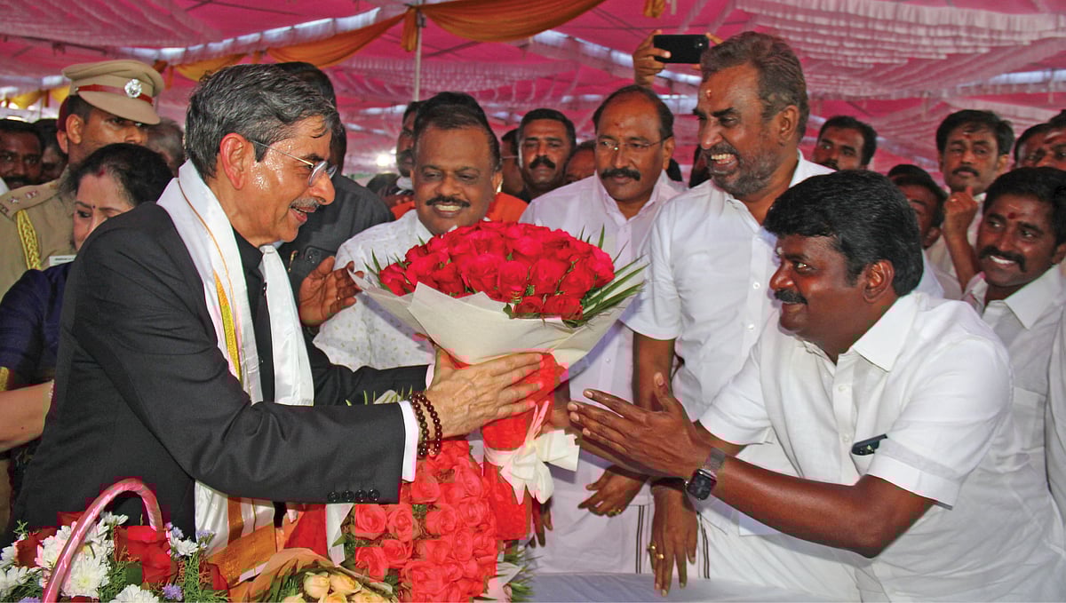 தன்னைக் காப்பாற்றிக்கொள்ள அதிமுக-வை `பலியாடு’ ஆக்கினாரா ஆளுநர் ரவி ...