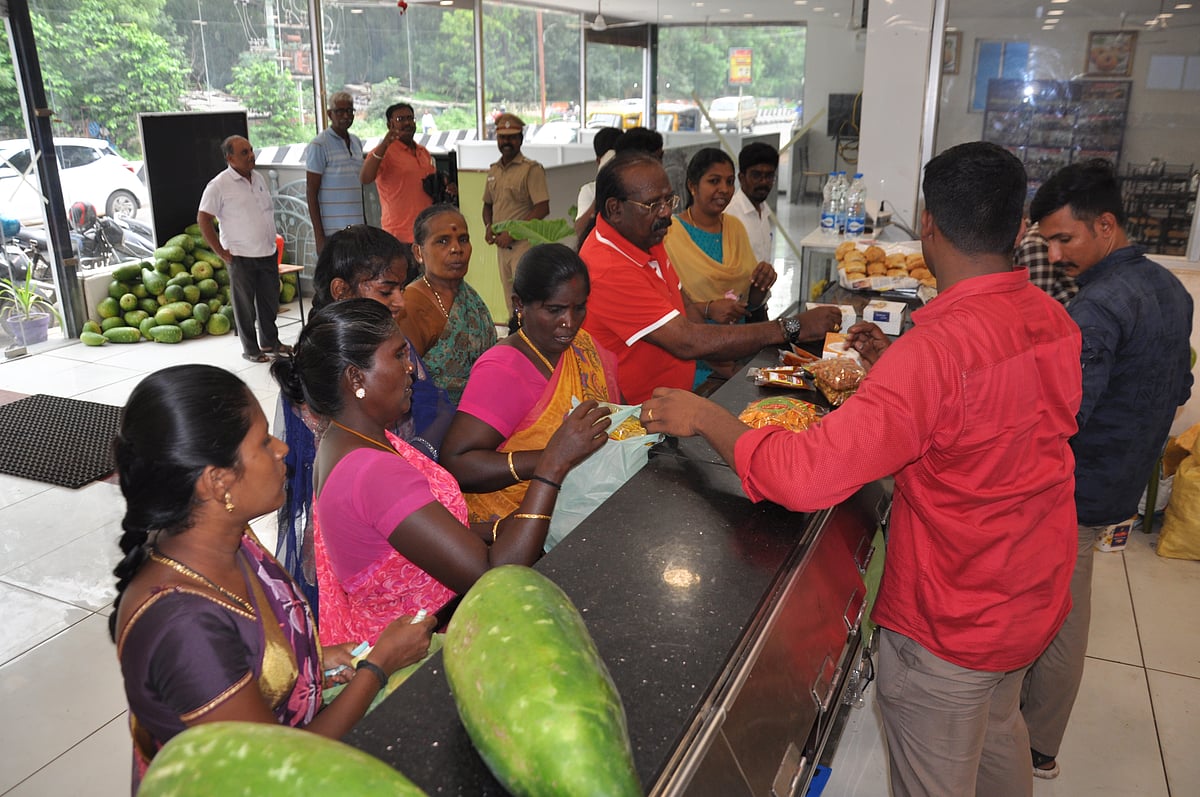 மதுரை: சுங்குடி சேலை, இனிப்பு - காரம், செக்கு எண்ணெய்.. சிறைவாசிகளின் தீபாவளி சந்தை! | saree ...