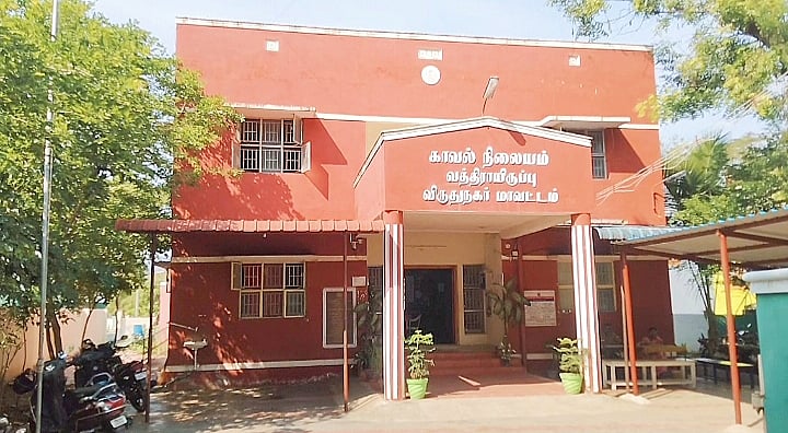 மனைவியைக் கிண்டல் செய்ததால் ஆத்திரம்; லாரி ஓட்டுநரைக் குத்திக் ...