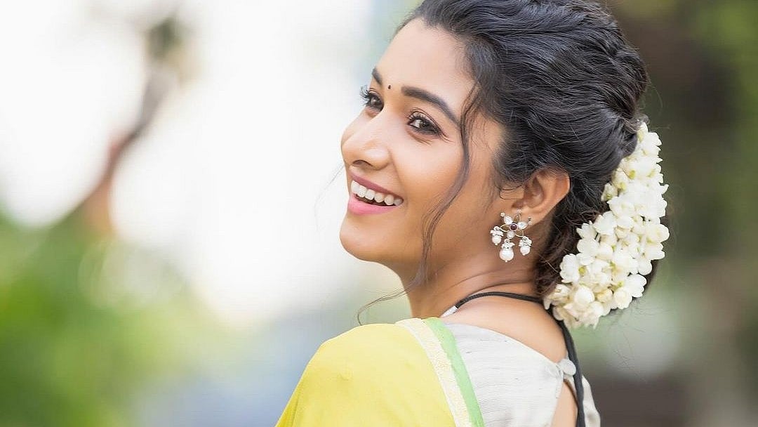 Priya Bhavani Shankar: `மேகமோ அவள்... மாய பூ திரள்' - பிரியா பவானி ...