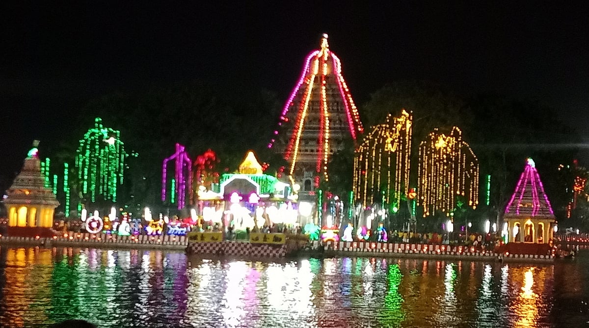 நிலவொளி மின்னொளியில் ஒளிர்ந்த தெப்பம்! - ஜொலித்தபடி அருள்பாலித்த ...