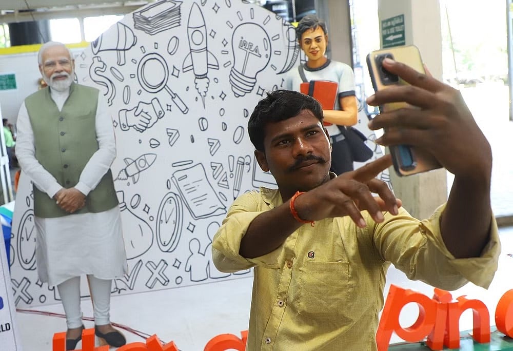Modi Selfie Booth: RTI கேள்விக்குப் பதிலளித்த ரயில்வே அதிகாரி பணியிட ...