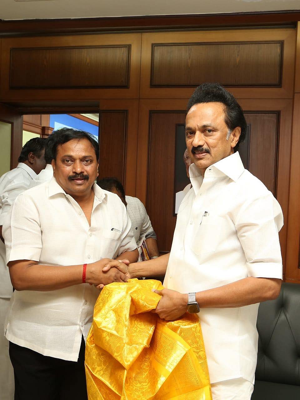 இரண்டு திமுக மா.செ-க்கள் மாற்றம்..! - அதிரடிகாட்டிய தலைமை; பின்னணியில் உதயநிதியின் டீம்?! | Two ...