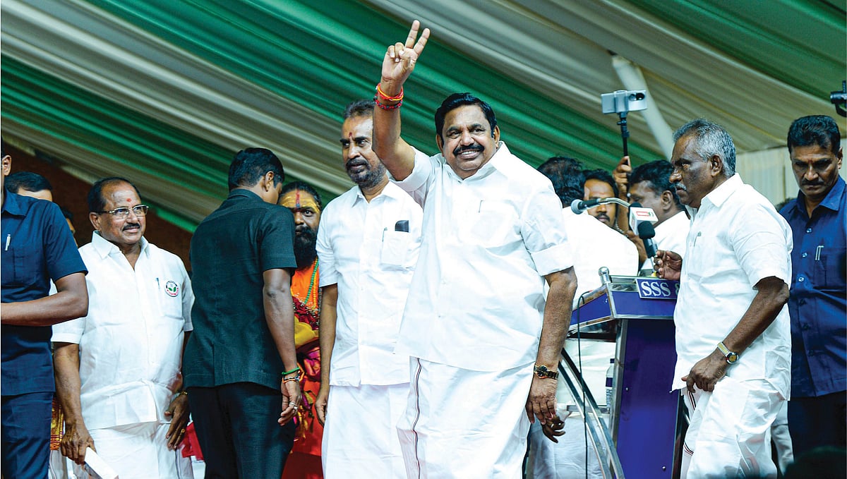 Ananda Vikatan - 24 April 2024 - தி.மு.க VS அ.தி.மு.க VS பா.ஜ.க - அனல் ...