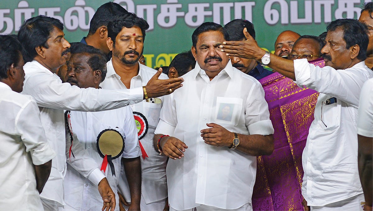 அதிமுக தலைமைப் போட்டி மீண்டும் சூடு பிடிக்கிறதா? - உள்ளரசியலின் பின்னணி ...