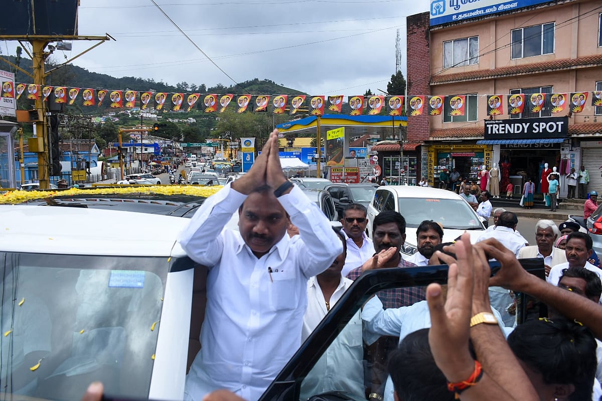 `அரசியலமைப்பு சட்டத்தை முத்தமிட வேண்டிய இக்கட்டில் பிரதமர் மோடி ...
