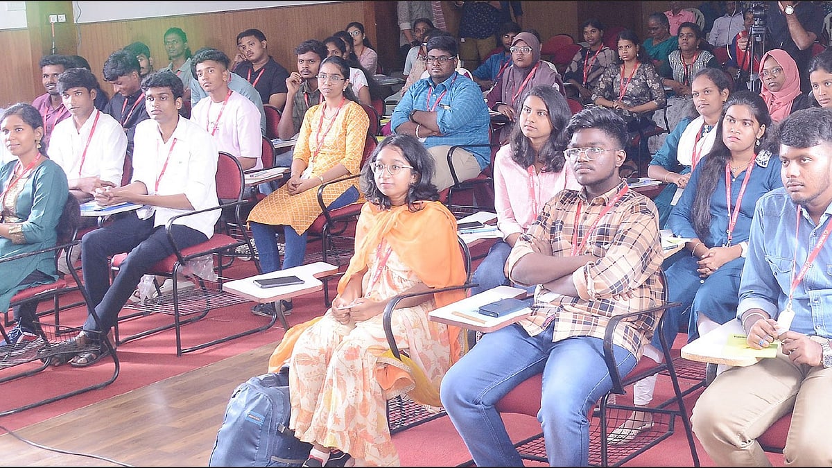 Junior Vikatan - 04 August 2024 - “பத்திரிகையாளராக இருந்தே உயர் நீதிமன்ற நீதிபதியானேன் ...