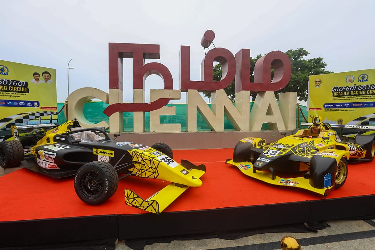 Formula 4: பீச்சில் காட்சிப்படுத்தப்பட்ட ரேஸ் கார்கள் - செல்ஃபி ...