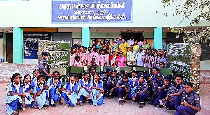 அரசுப் பள்ளிக்கு ₹2 லட்சம் மதிப்பில் கல்விச் சீர்... ஊர்வலமாக சென்று ...